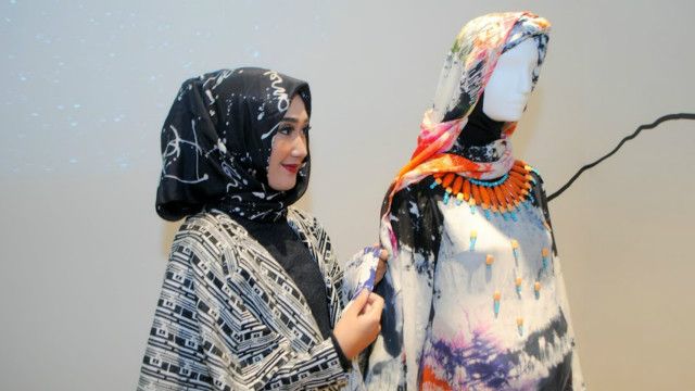 Desainer baju Muslim Indonesia pamerkan rancangan di London - BBC News ...