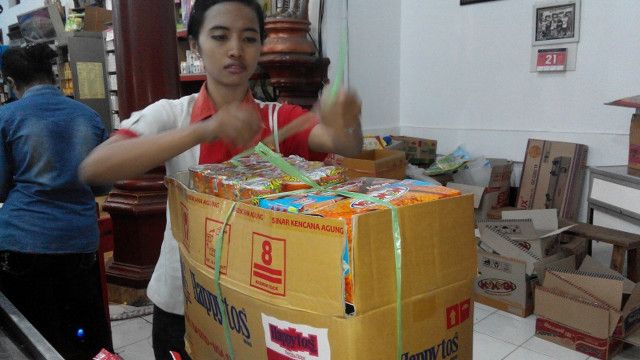 Mungkinkah mengganti kresek belanja dengan kardus bekas? - BBC News ...