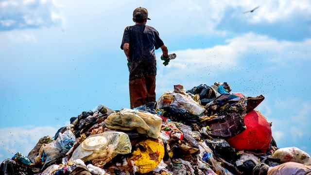 A 15 km do Planalto, a vida no maior lixão ativo da América Latina ...