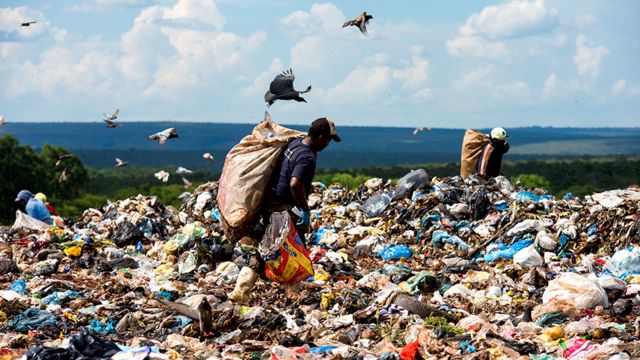 A 15 km do Planalto, a vida no maior lixão ativo da América Latina ...