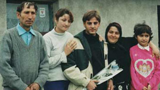 “Crecí como animal enjaulado en un orfanato rumano, pero a veces lo ...