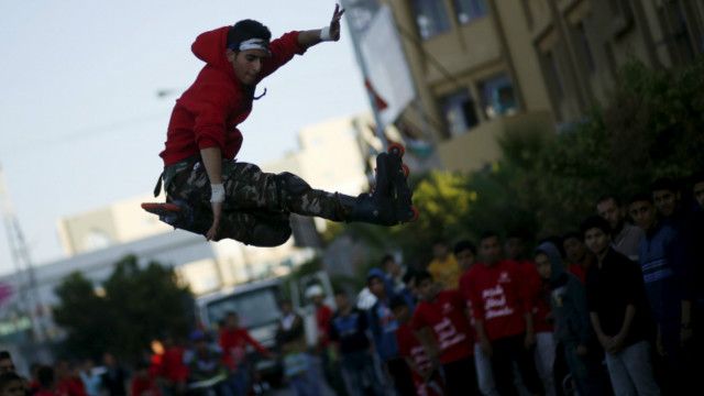 Penduduk Gaza kembali menonton bioskop sesudah 20 tahun - BBC News ...