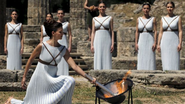 Олимпийский огонь для Игр в Рио зажжен на юге Греции - BBC News Русская ...