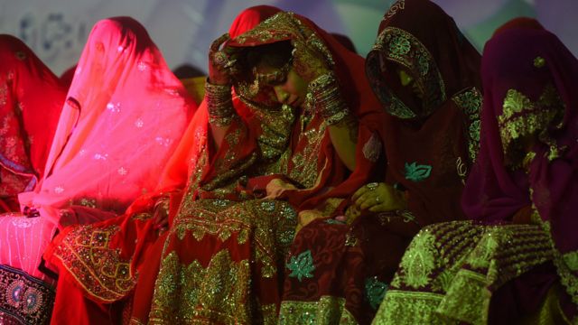 کراچی میں سو سے زیادہ جوڑوں کی اجتماعی شادی - BBC News اردو