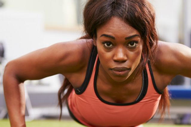 Cómo hacer tres ejercicios básicos para estar en forma - BBC News Mundo