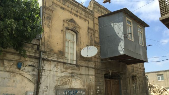 Sovetskinin sökülən tarixi binaları - BBC News Azərbaycanca
