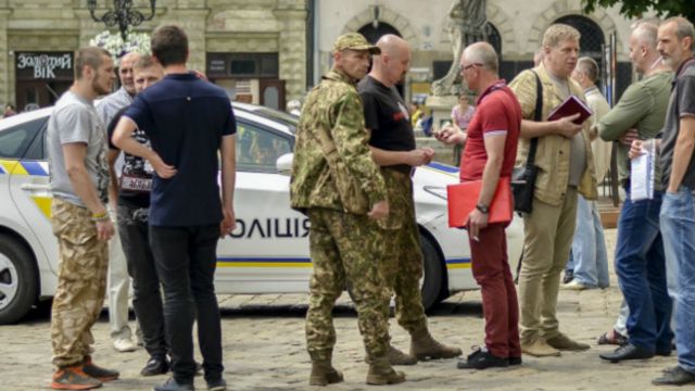 Мусорный кризис вызвал столкновения у горсовета Львова Bbc News