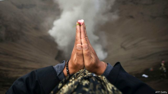 Ritual Yadnya Kasada di tengah aktivitas Gunung Bromo - BBC News Indonesia