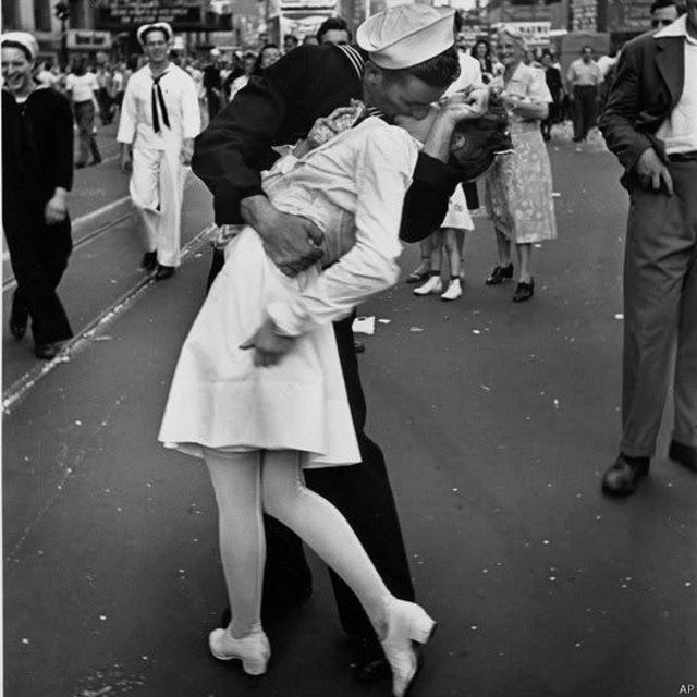 Perempuan dalam foto 'Kiss' yang tersohor itu wafat - BBC News Indonesia