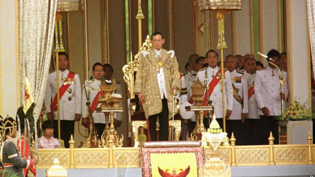 Raja Bhumibol: Perjalanan hidup dalam foto - BBC News Indonesia