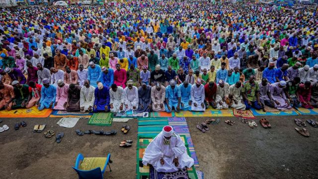 Eid el Kabir in pictures: Prayers, tattoos, sunglasses and selfies ...