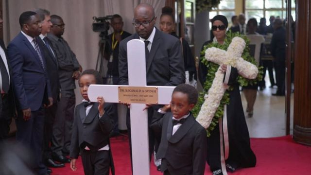 Kwa picha: Watanzania wajitokeza kwa wingi kumuaga Mengi - BBC News Swahili