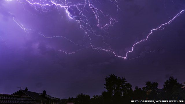 Thunderstorms spread across the country - BBC Weather