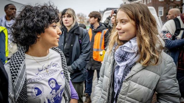 Filistin'e destek gösterileri: Amsterdam'daki iklim eyleminde bir kişi Greta Thunberg'in ...