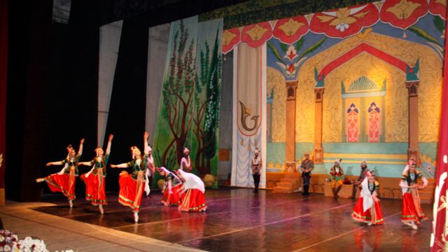 نخستین اجرای باله 'زال و رودابه' در تاجیکستان - BBC News فارسی