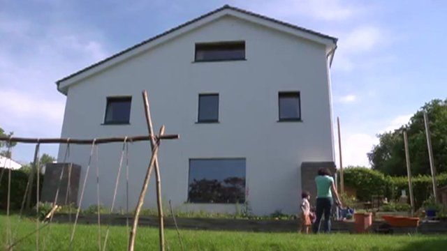 Energy efficiency upgrades for low-income homes - BBC News