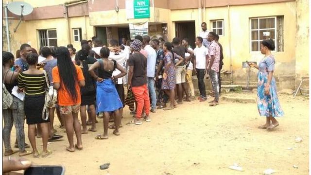 Ihe ụmụakwụkwọ chọrọ ide JAMB na-agabiga maka inweta akara NIN - BBC ...