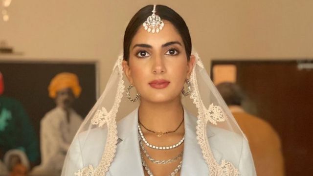 திருமணம் புதுமை: பேண்ட் சூட் உடையில் தோன்றிய இந்திய மணப்பெண் - BBC News ...