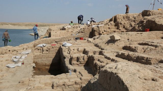 El palacio de 3.400 años que emergió de las aguas en Irak - BBC News Mundo