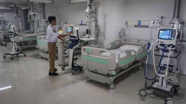 Virus corona: Cerita tenaga medis yang jauh dari keluarga, menggunakan APD 10 jam, dan rawan ...