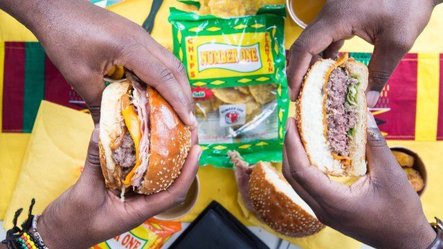 Le mafé et le mbongo désormais dans le burger - BBC News Afrique