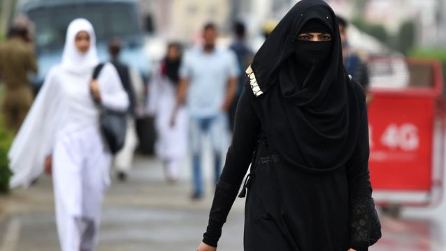 Za a hukunta masu yi wa mata saki uku lokaci daya a Indiya - BBC News Hausa