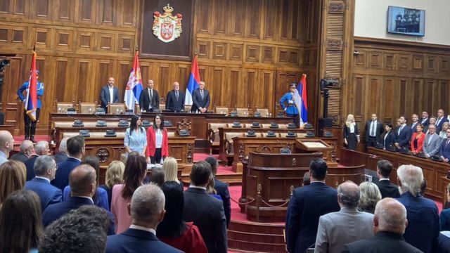 Skupština Srbije i izbori 2022: Ko je ko u poslaničkim klupama - BBC ...