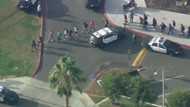 米高校で生徒が銃発砲、2人死亡 カリフォルニア - BBCニュース