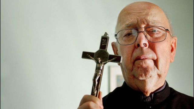 The Pope's Exorcist: Romo Gabriele Amorth, kisah nyata pengusir setan ...