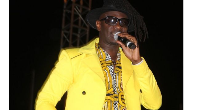 Mwanamuziki Wizkid kutoka Nigeria atumbuiza Nairobi - BBC News Swahili