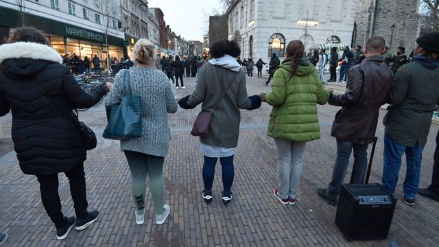 ロンドンで刃物攻撃相次ぐ さらに少年5人負傷 - BBCニュース