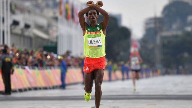 Atleet Fayyisaa Leelisa: 'Meedaaliyaan Olompiika Riyoo yaadannoo wareegamtootaati' - BBC News ...