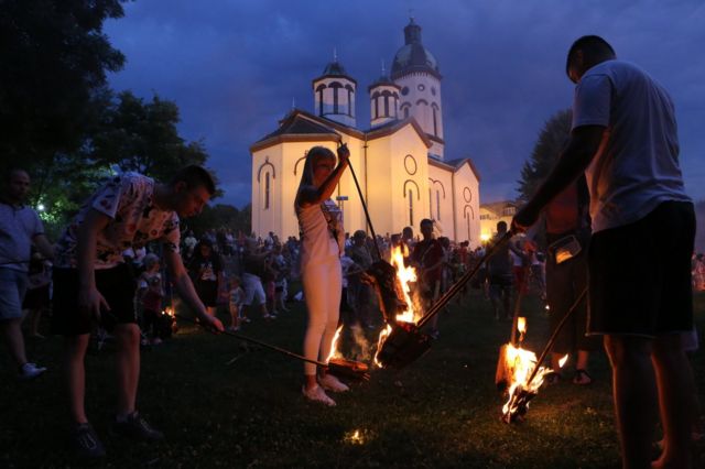 Srbija i običaji: Drevni plamen petrovdanskih lila - u fotografijama ...