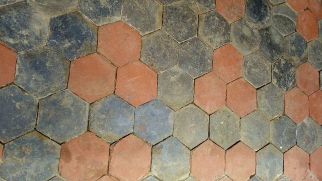 Umusore akora amakaro mu bumwanya muri Tanzaniya - BBC News Gahuza