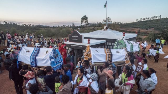 Madagascar : rituel de retournement des morts - BBC News Afrique