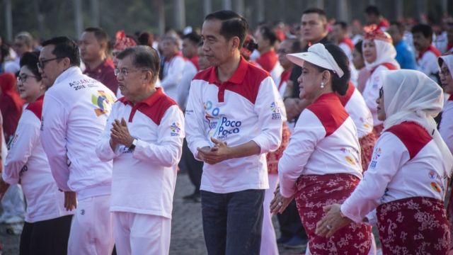 65 ribu orang menari poco-poco di Jakarta untuk memecahkan rekor dunia ...