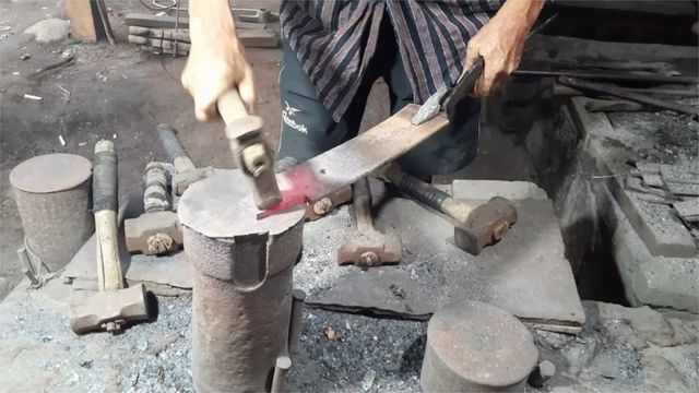 Cerita Juyono sang pandai besi, menempa parang hingga wajan - BBC News ...