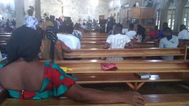 Coronavirus: Adeboye kara ụka ya n'okpokoro ụlọụka Redeemed - BBC News Ìgbò