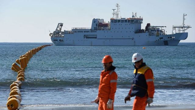 Cómo trabajan las personas y los robots que reparan los cables de ...
