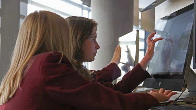 Dan bezbednog interneta: Srbija prednjači po broju dece mlađe od 13 ...