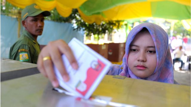Istilah 'emak-emak' dan 'ibu bangsa': Cara Jokowi dan Prabowo memikat ...