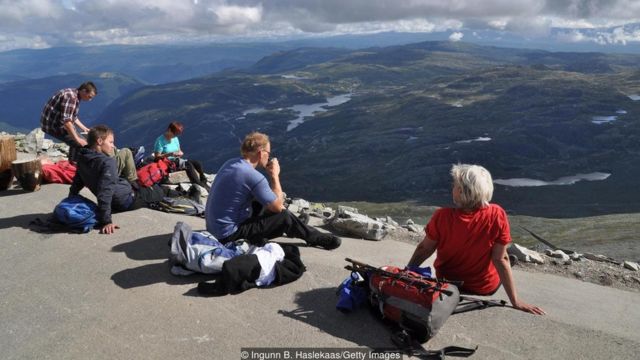 Mendidik turis sambil mendaki situs 'paling mempesona' di Norwegia ...