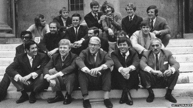 Ed 'Stewpot' Stewart: BBC DJ's funeral held in Bournemouth - BBC News