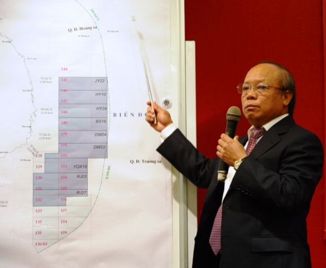 Bill Hayton: Việt Nam đang 'thân cô, thế cô' - BBC News Tiếng Việt