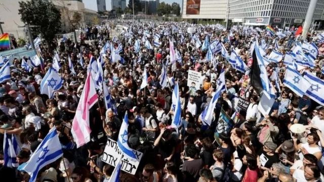 بنيامين نتنياهو معارضون في إسرائيل يتهمون رئيس الوزراء بـالتحول إلى