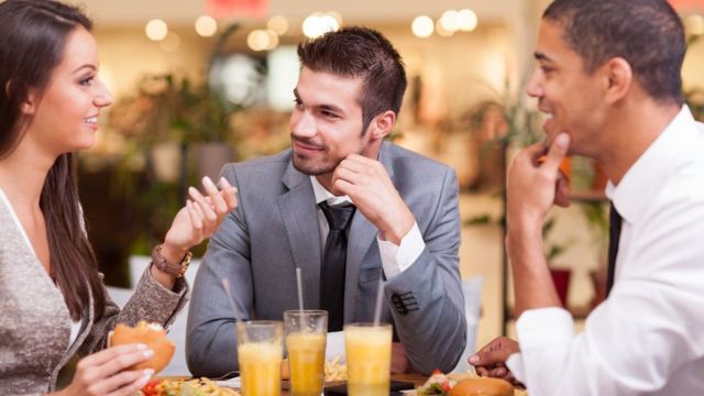 Qué no debes hacer en una comida de negocios (si no quieres arruinarla) - BBC News Mundo