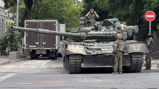 Perang Ukraina: Kepala tentara bayaran Wagner tinggalkan Rusia setelah hentikan konvoi ke Moskow ...