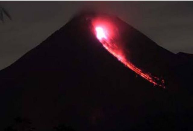 Gunung Merapi: Sesudah letusan beruntun ratusan pengungsi kembali ke ...