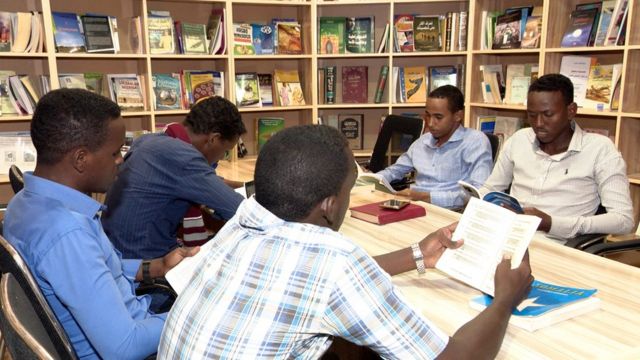 Maktabad Muqdisho laga furay. Warbixin iyo Sawirro - BBC News Somali