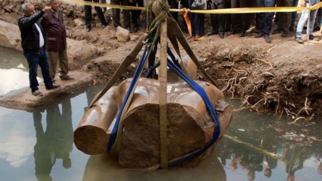 Mesir angkat tubuh patung 'Firaun Ramses II' dari dalam tanah - BBC ...